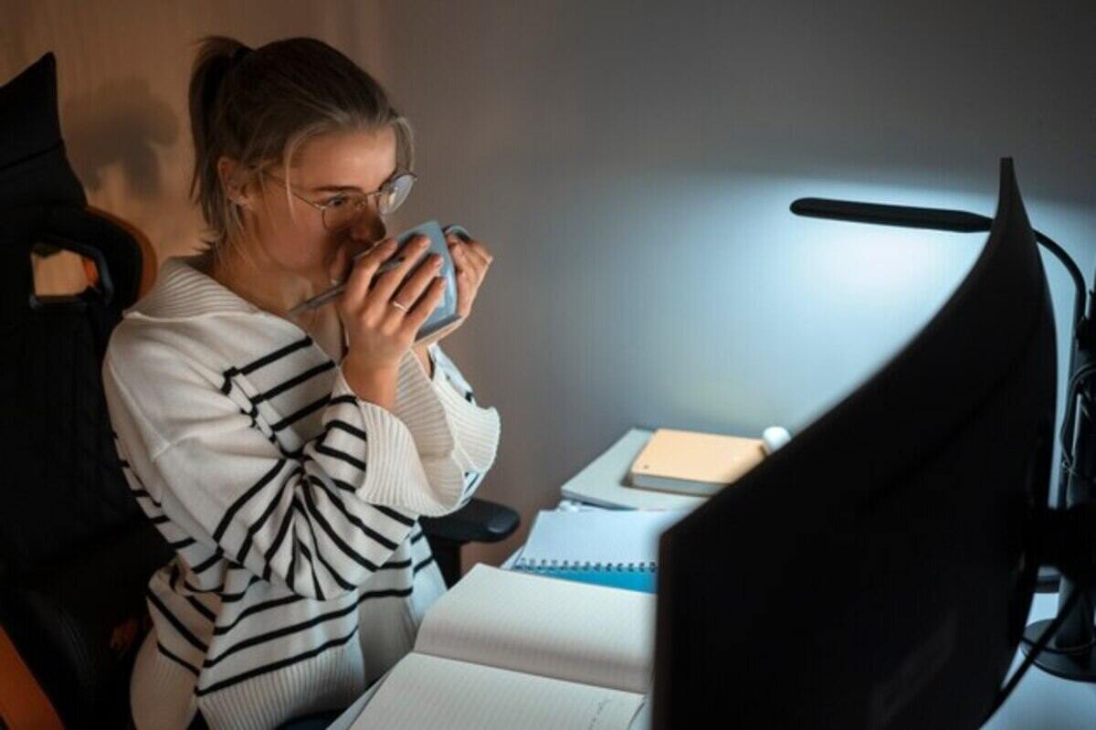 Why Are Eye-level Monitors Key To Ergonomic Desk Setups?